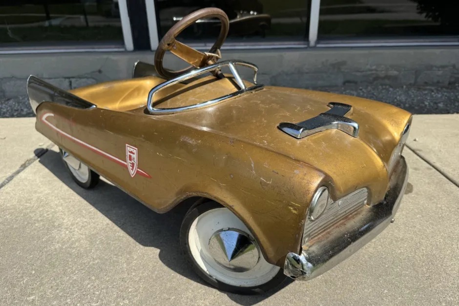 THE JET HAWK IN THE BACK OF THE BERMUDA – Captain My Captain